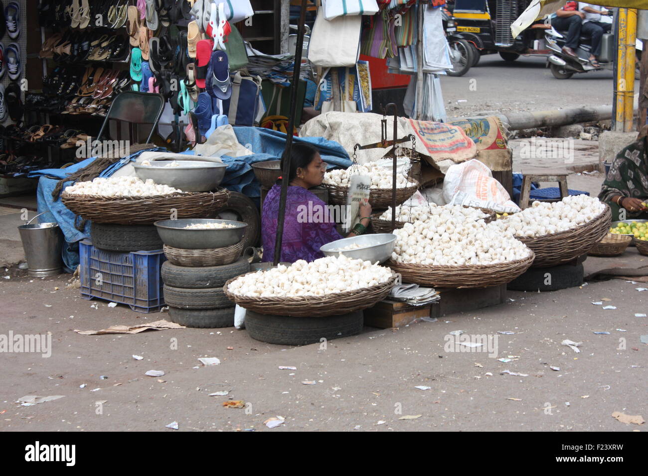 Garlic seller in a market place in India Stock Photo - Alamy