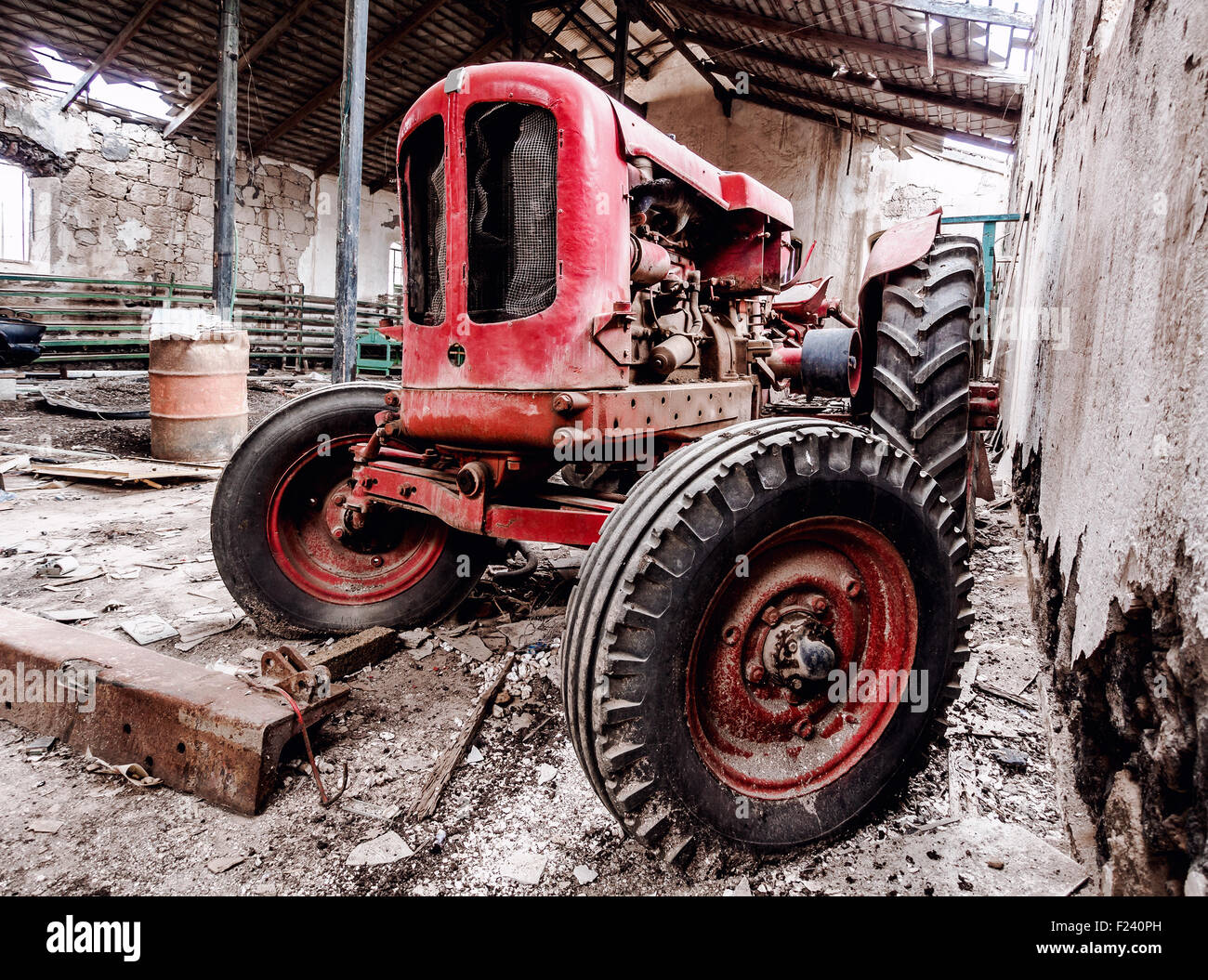 Forgotten old tractor hi-res stock photography and images - Alamy