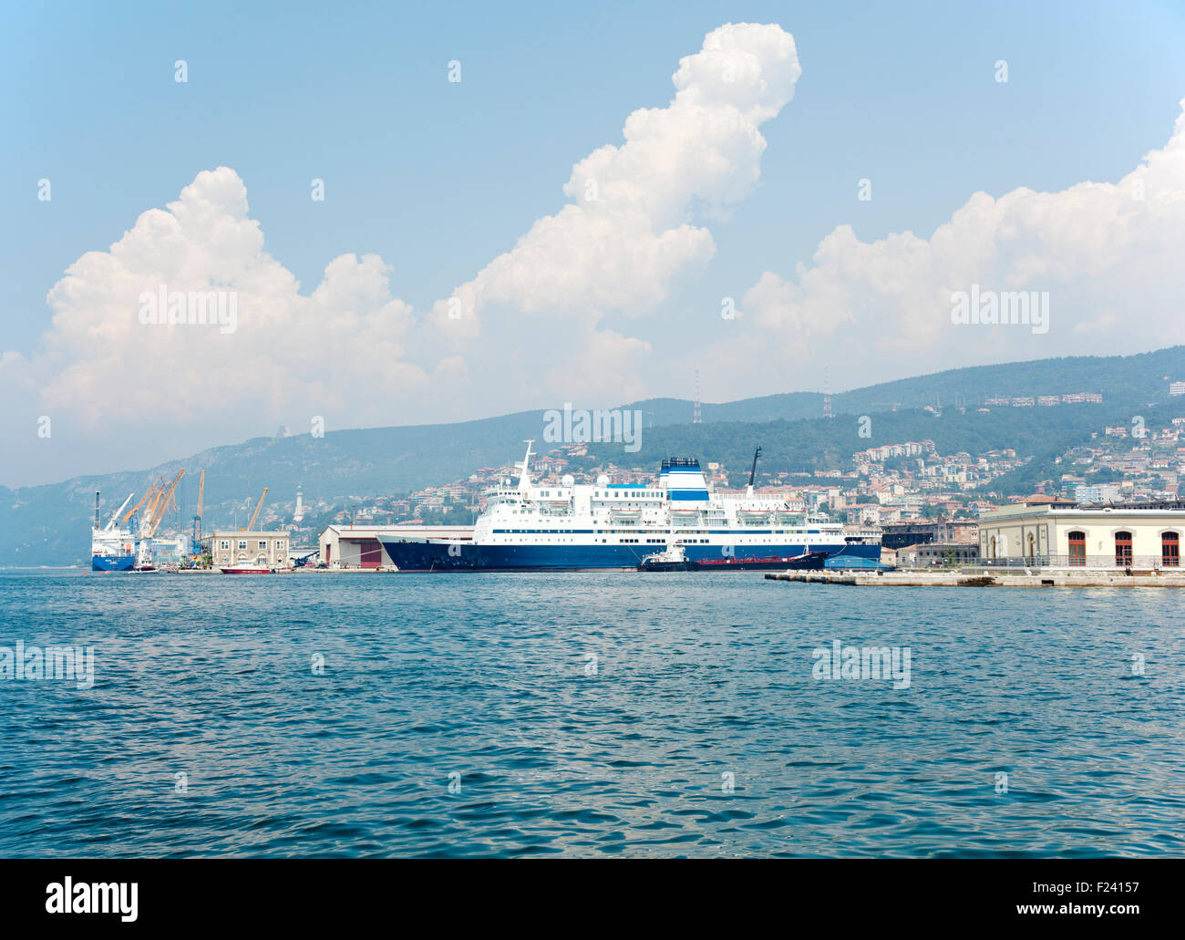 Big ship in sea hi-res stock photography and images - Alamy