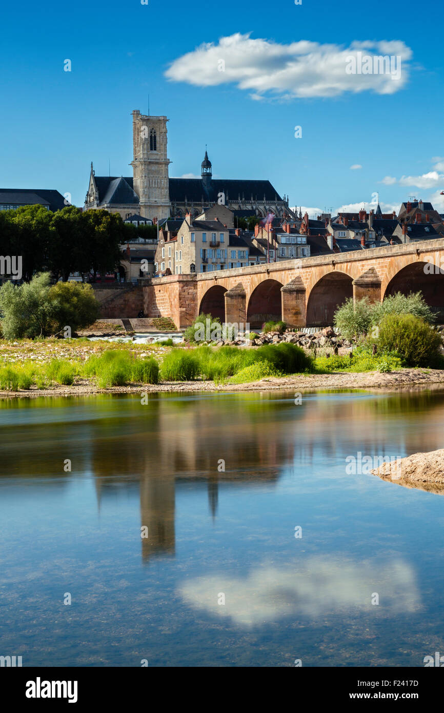 Cathedral Saint Cyr and Sainte Julitte and bridge across the river ...