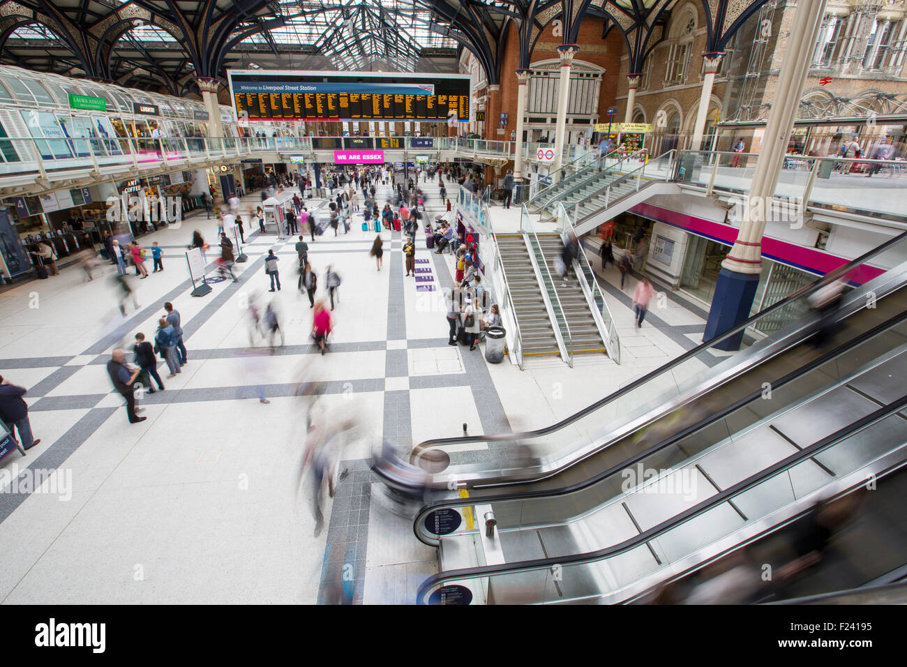 Commuters liverpool street station in hi-res stock photography and ...