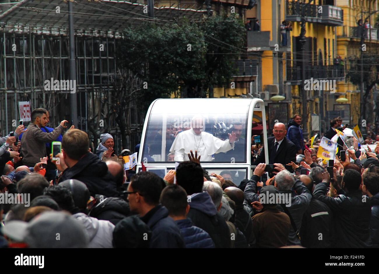 Pope francis crowd hi-res stock photography and images - Alamy