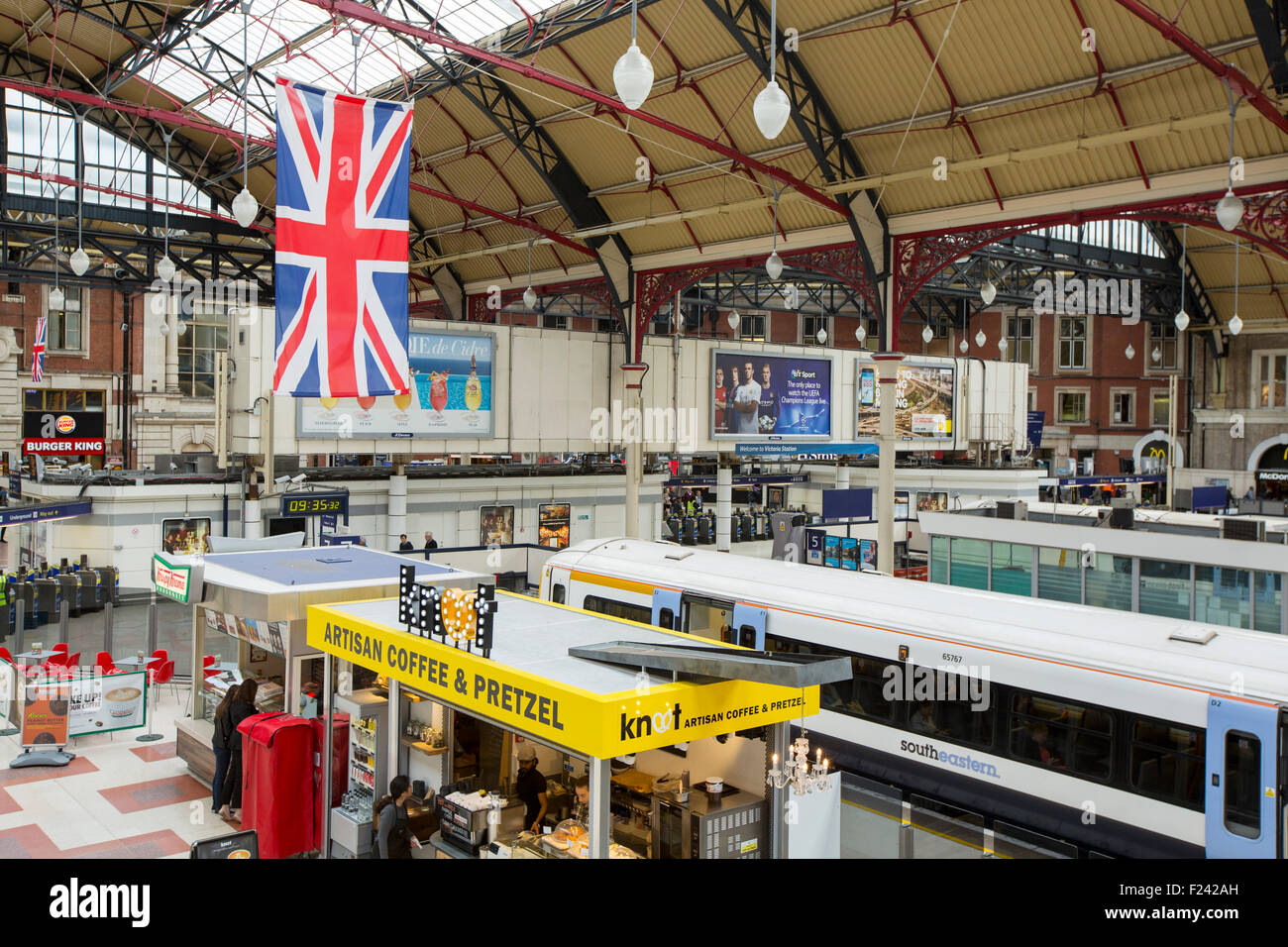 Victoria station london hi-res stock photography and images - Alamy