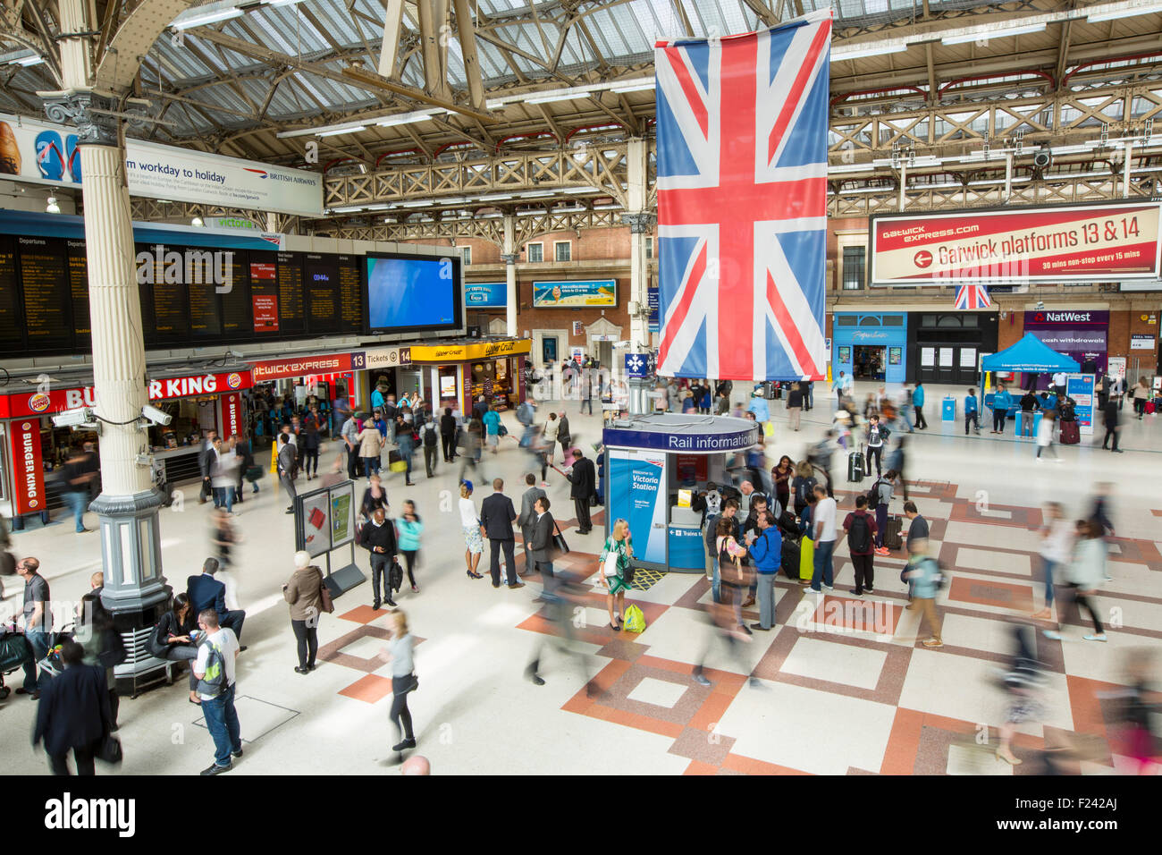 Victoria station london hi-res stock photography and images - Alamy