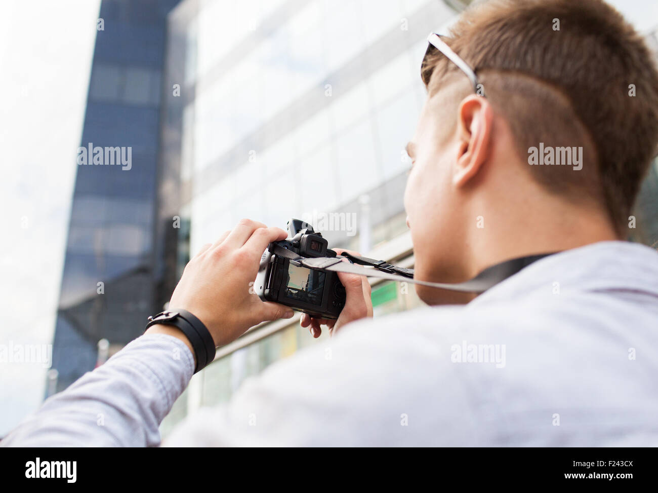 Man digital camera hi-res stock photography and images - Alamy