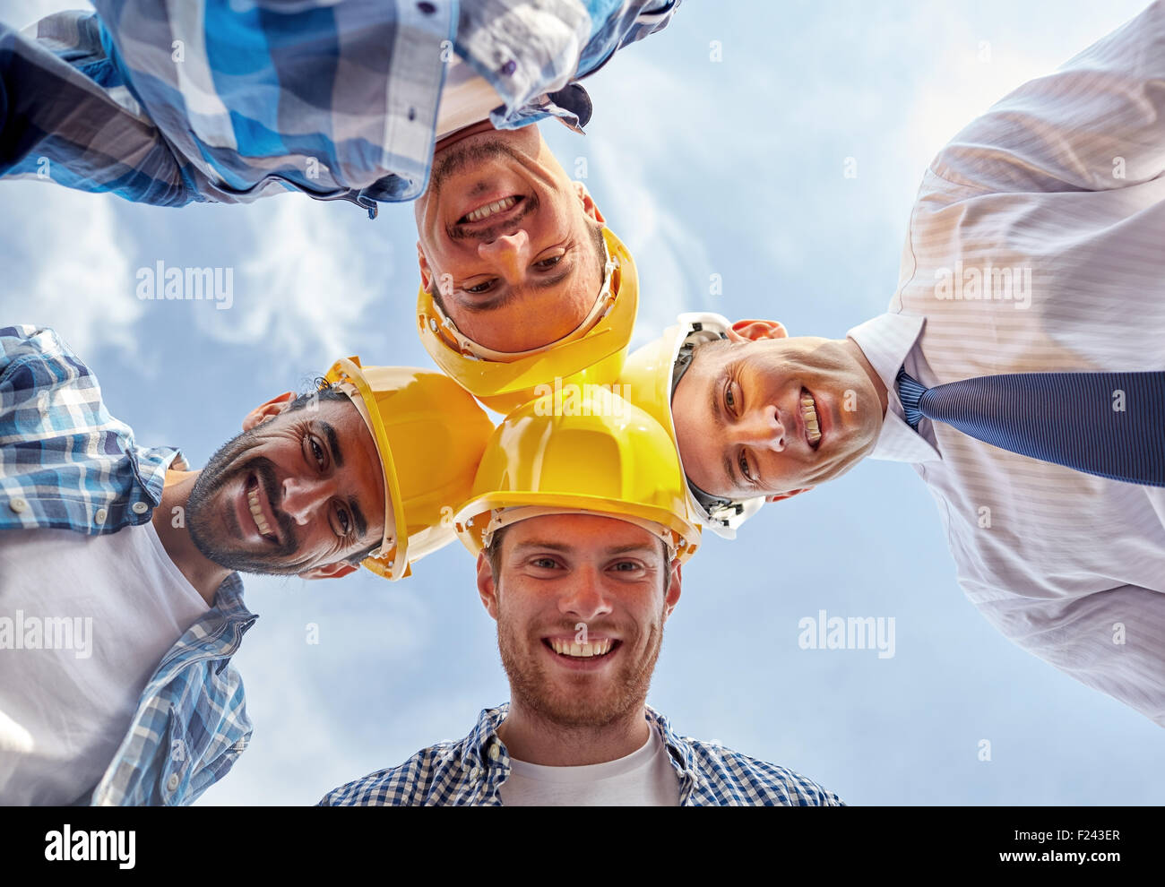 Circle of construction workers hi-res stock photography and images - Alamy