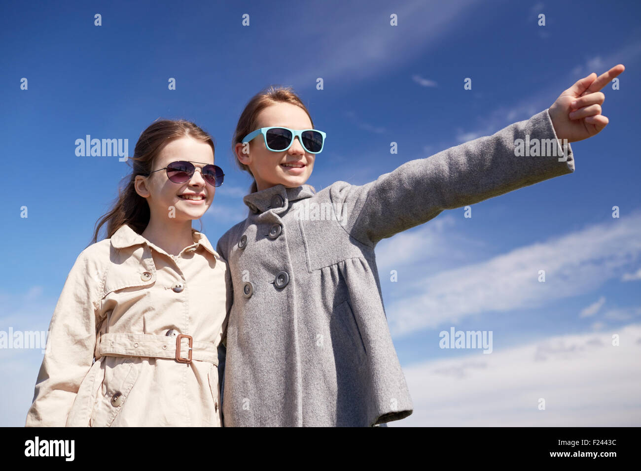 Children pointing happy hi-res stock photography and images - Alamy