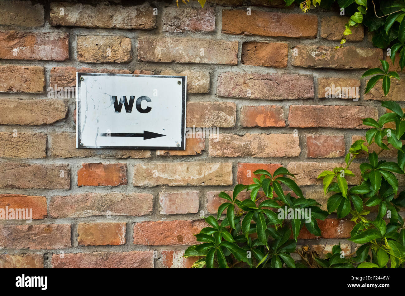 Red toilet sign hi-res stock photography and images - Alamy