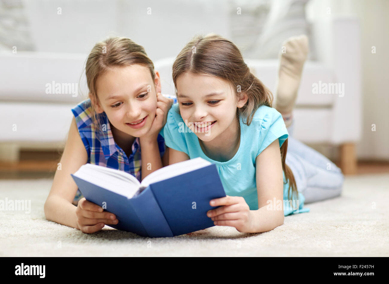 Two girls reading hi-res stock photography and images - Alamy