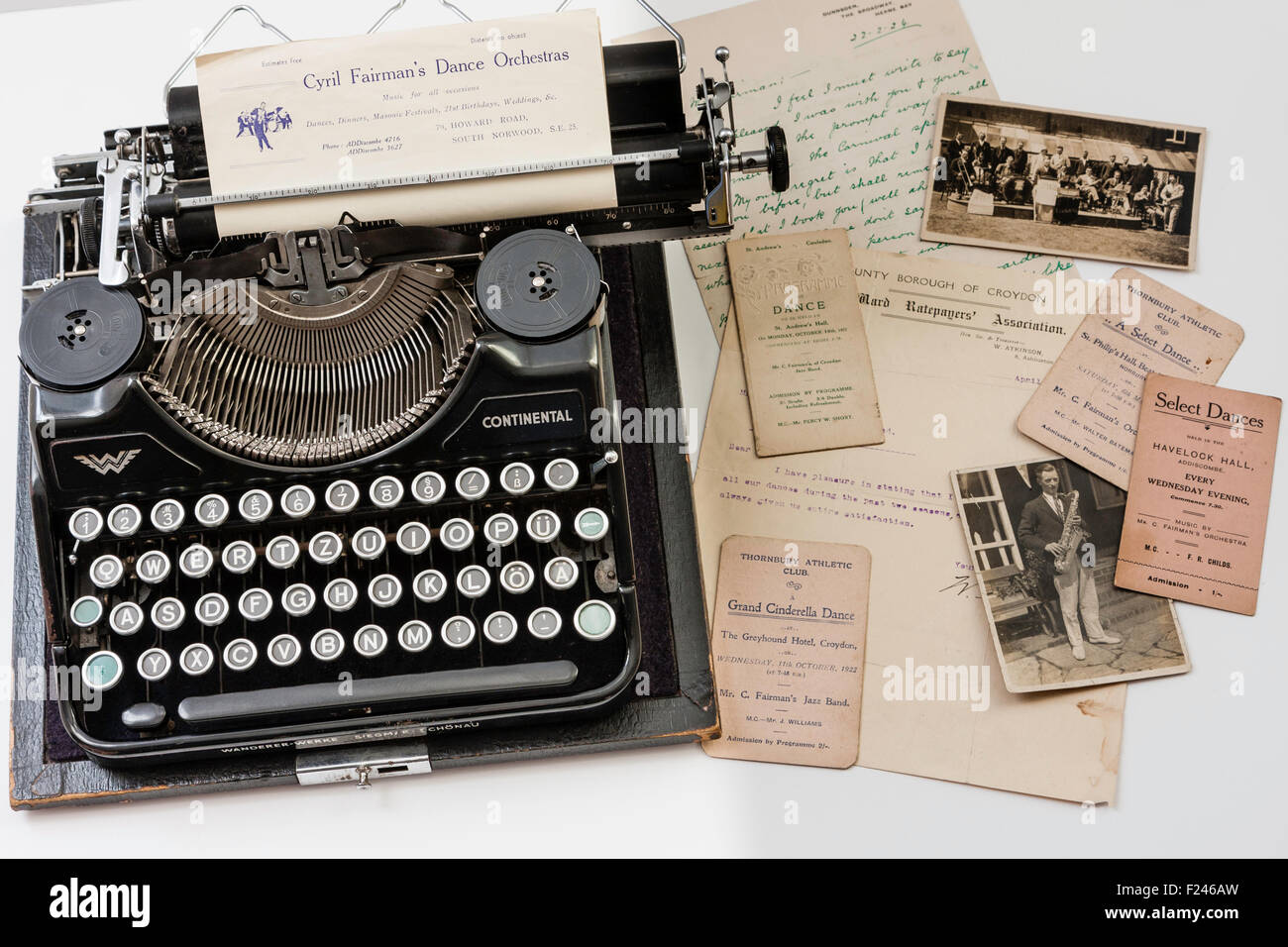 Vintage typewriter 1920s hi-res stock photography and images - Alamy