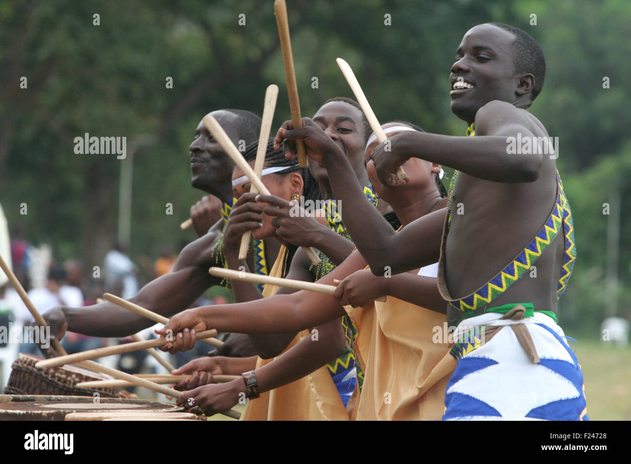 Burundi traditional dancers entertain guests Stock Photo - Alamy