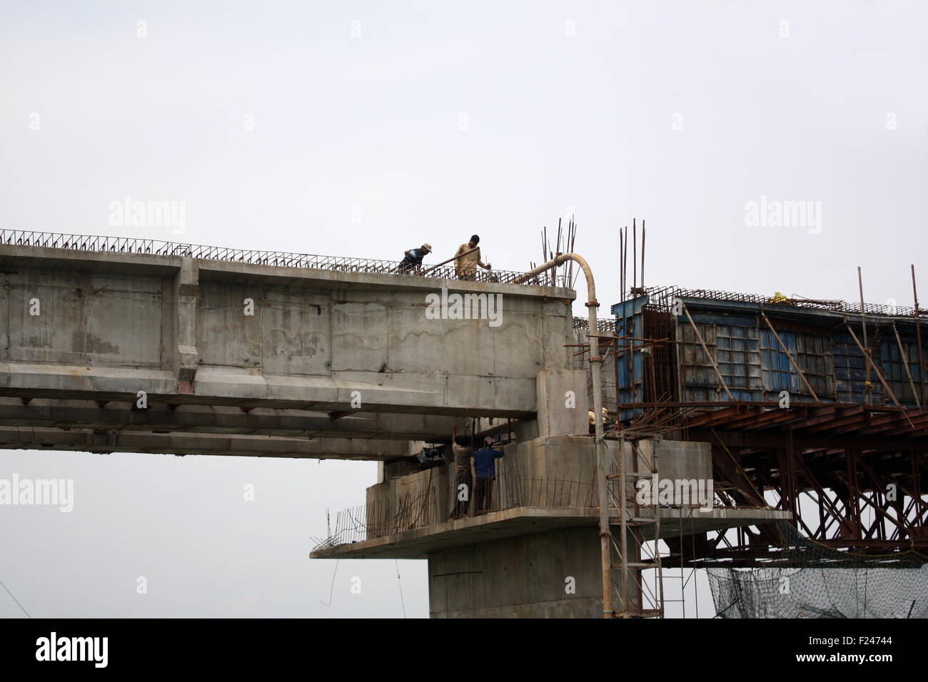 Constructing bridges hi-res stock photography and images - Alamy