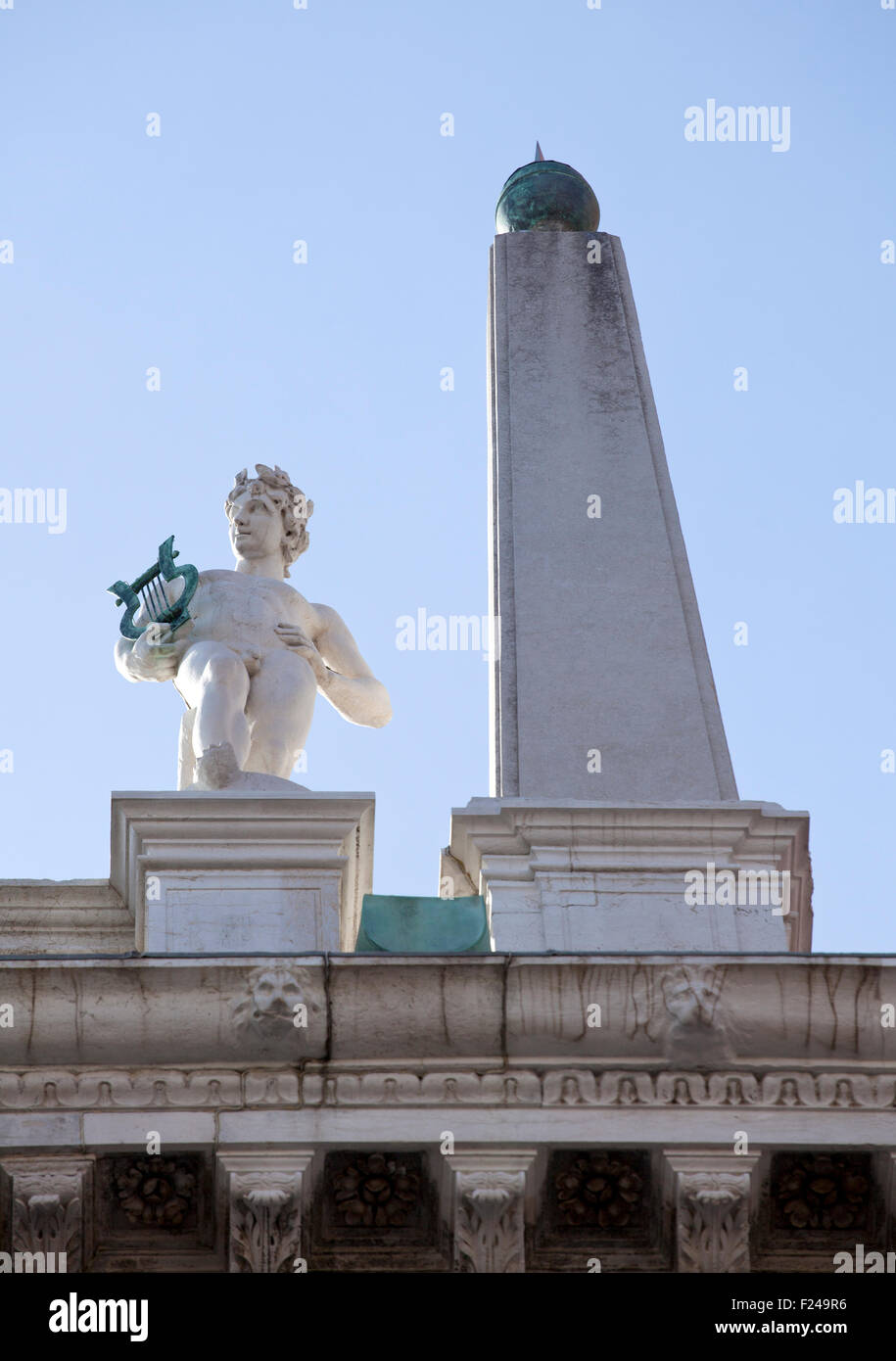 Cornice statue hi-res stock photography and images - Alamy