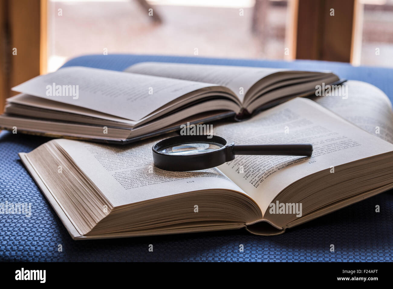 Magnifying glass on book hi-res stock photography and images - Alamy