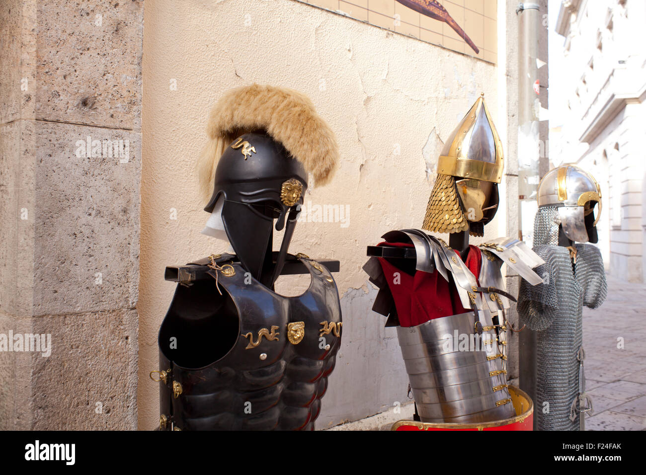 Men in armor hi-res stock photography and images - Alamy