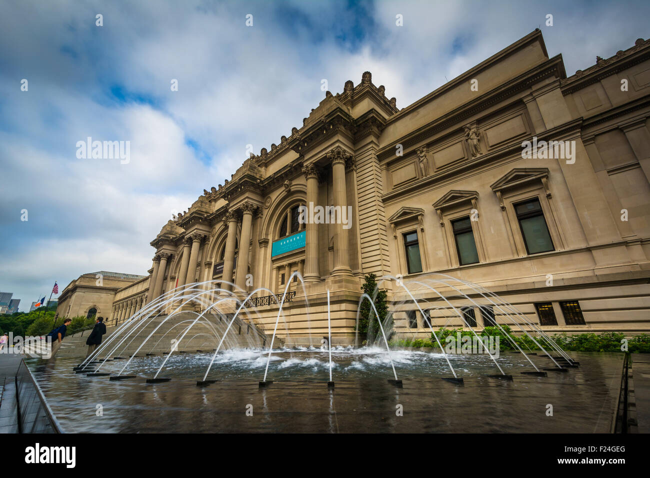 Fountains and the Metropolitan Museum of Art, in Manhattan, New York ...