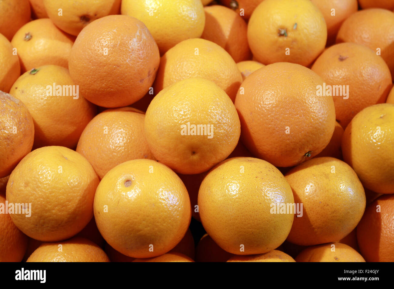 A background of a heap of fresh and ripe oranges Stock Photo - Alamy
