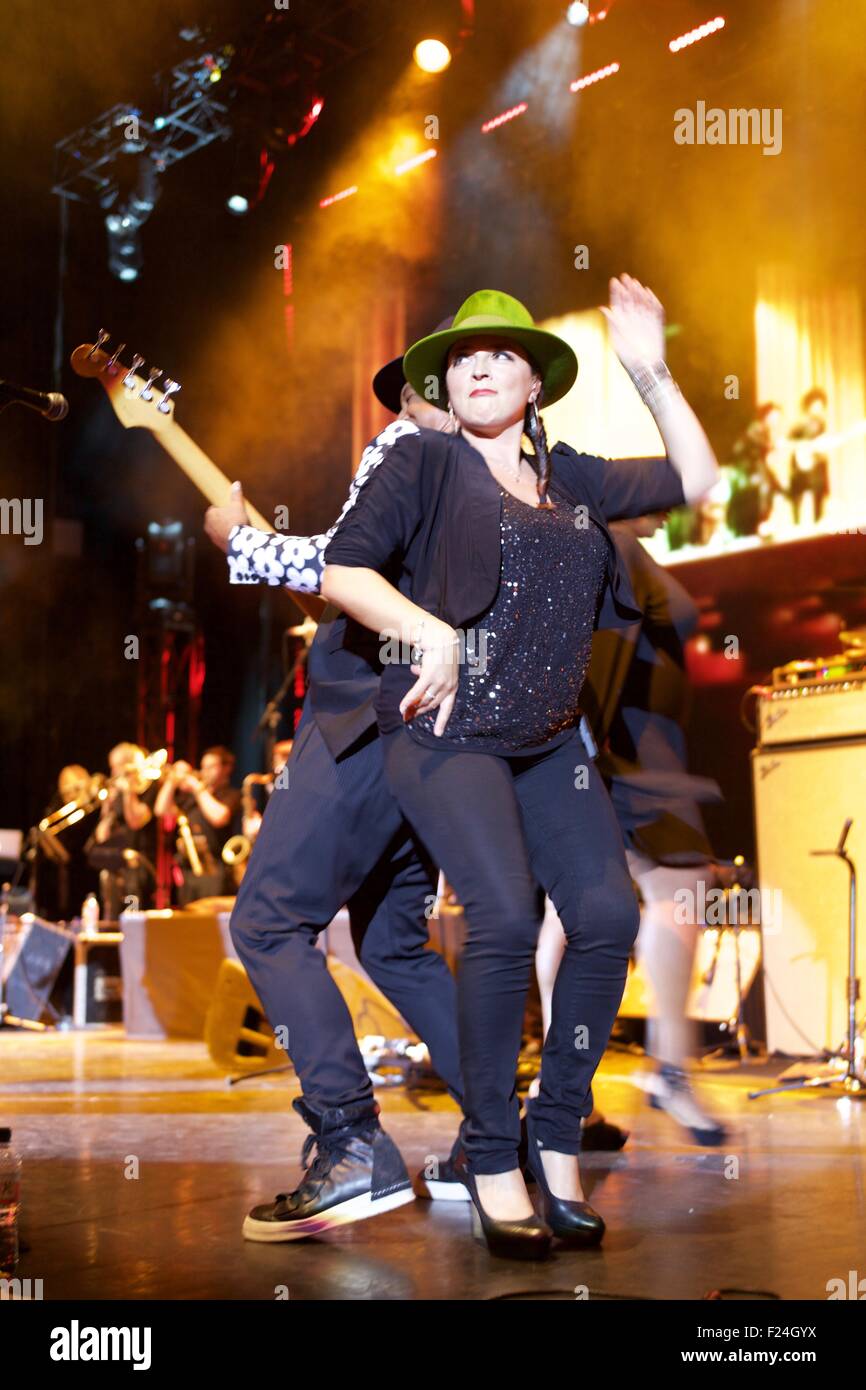 Mikey Craig and backing singer Stock Photo - Alamy