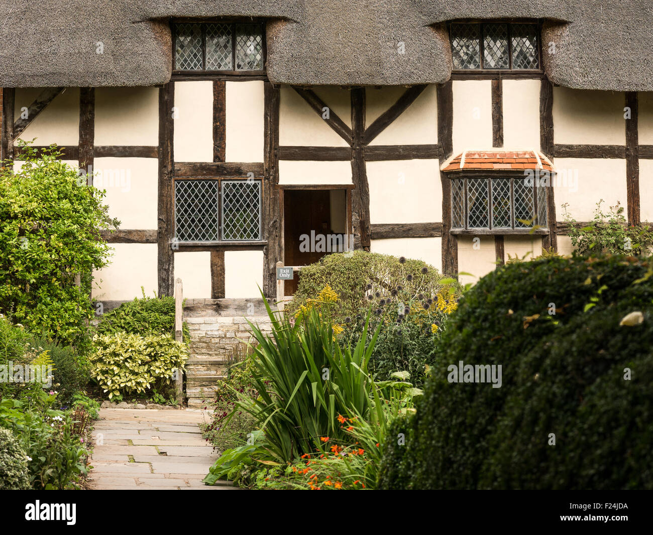 The sixteenth century thatched farmhouse at the village of Shottery ...