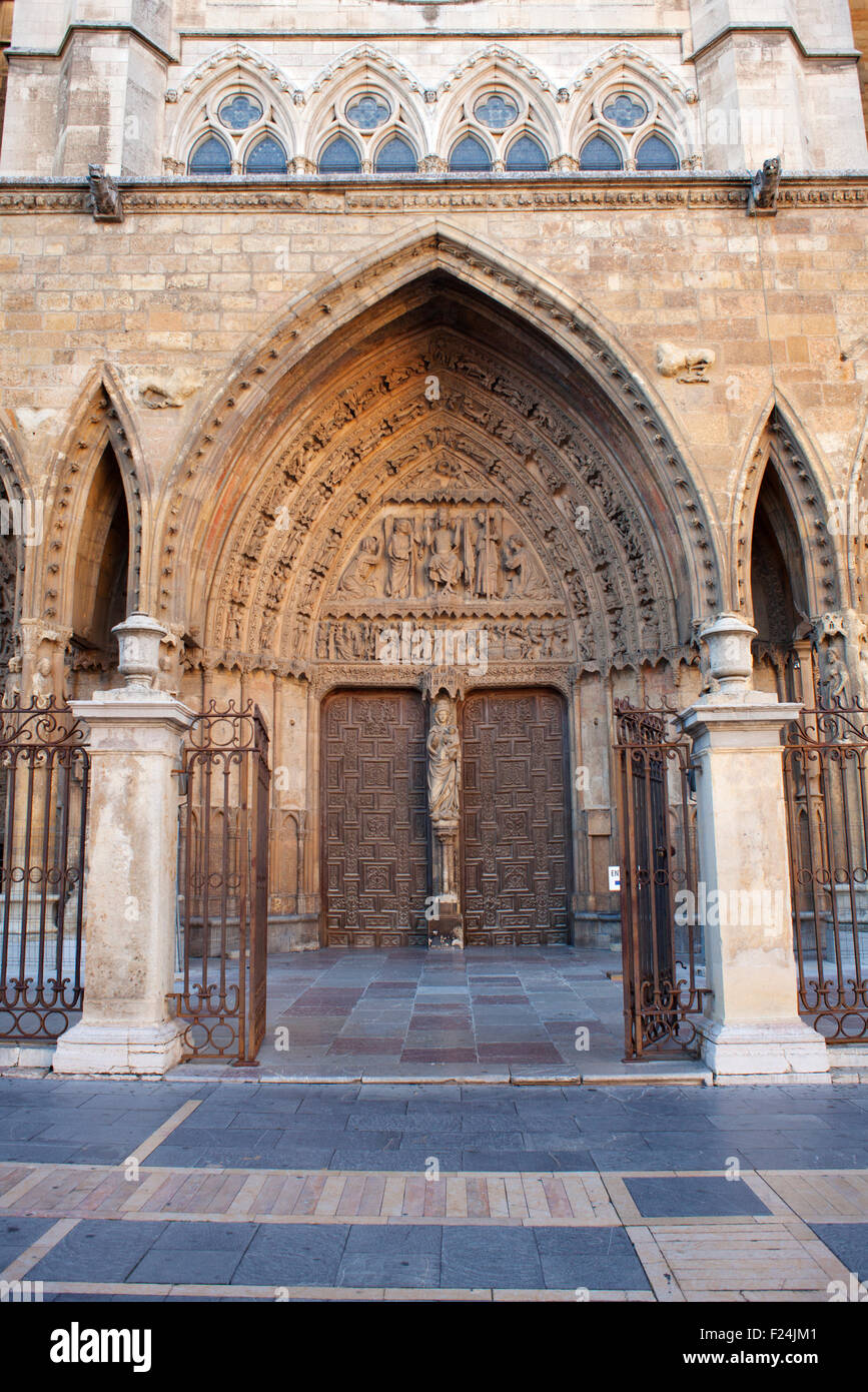 Portal historical building leon hi-res stock photography and images - Alamy