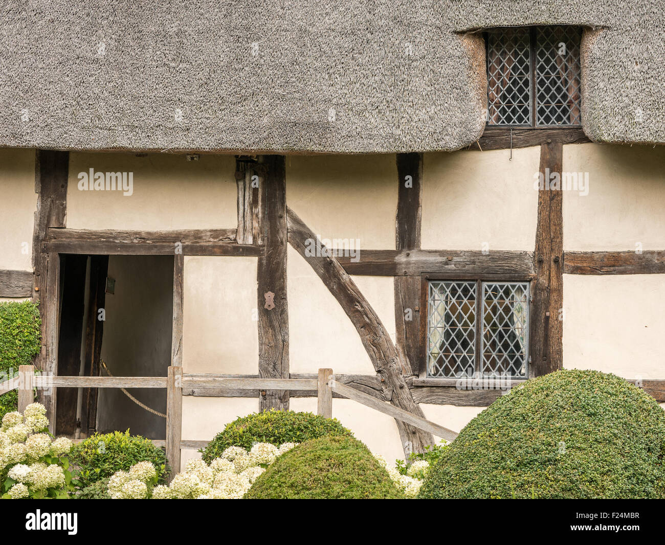 The sixteenth century thatched farmhouse at the village of Shottery ...