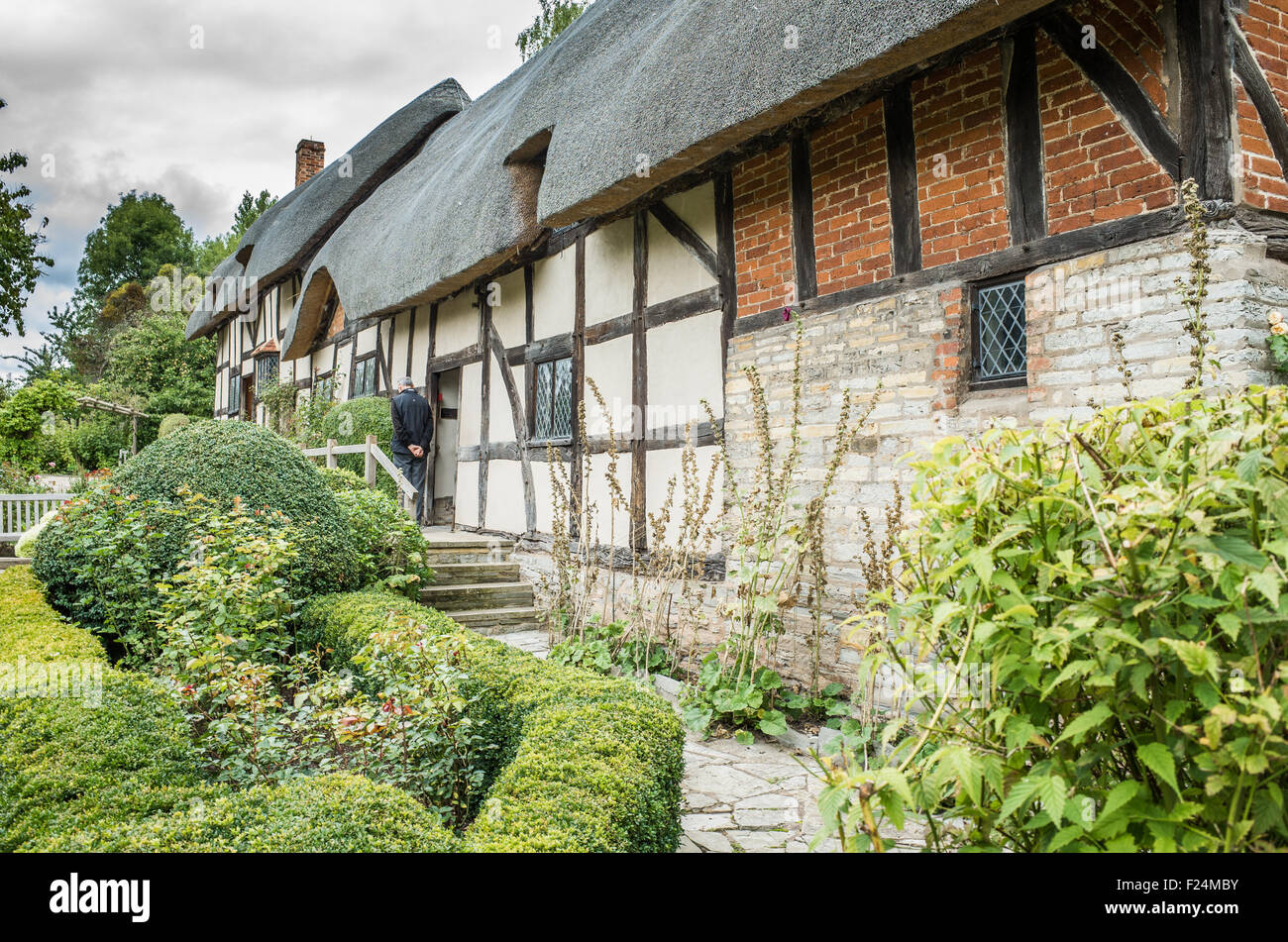 The sixteenth century thatched farmhouse at the village of Shottery ...