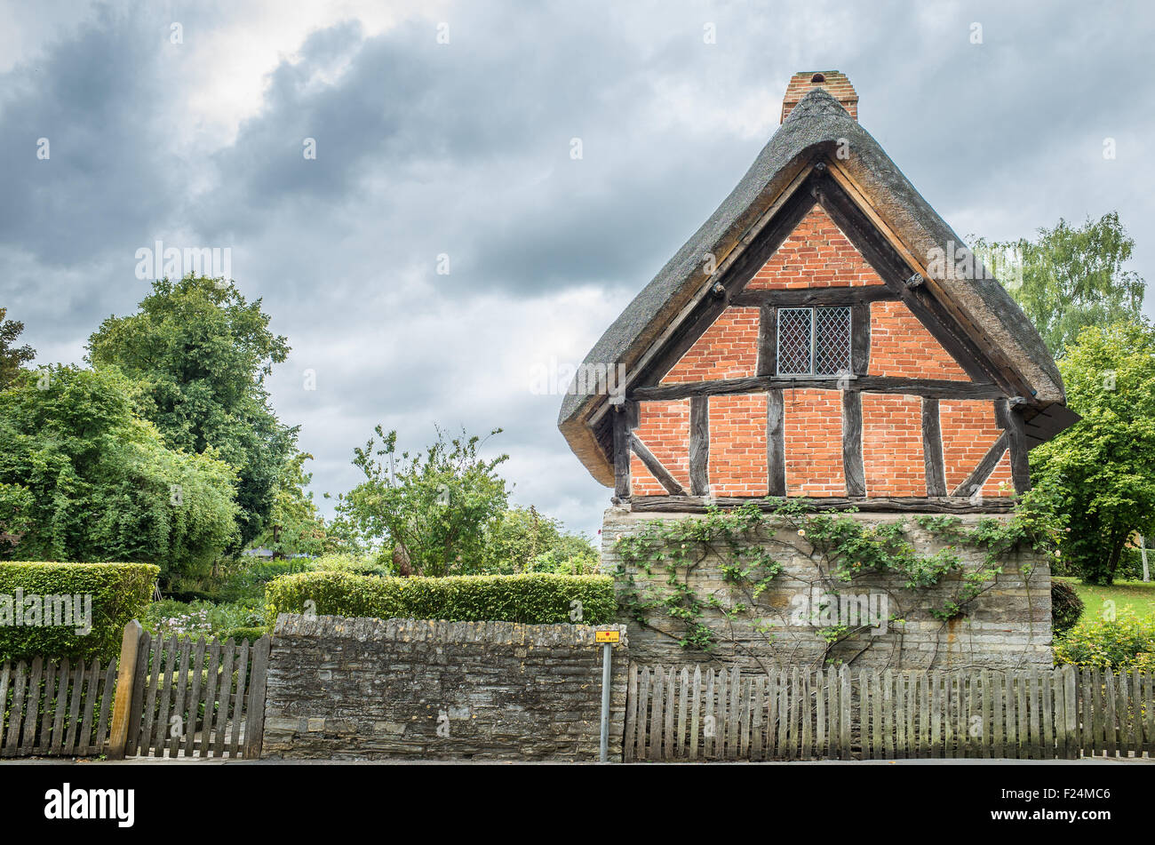 Elizabethan gable end hi-res stock photography and images - Alamy