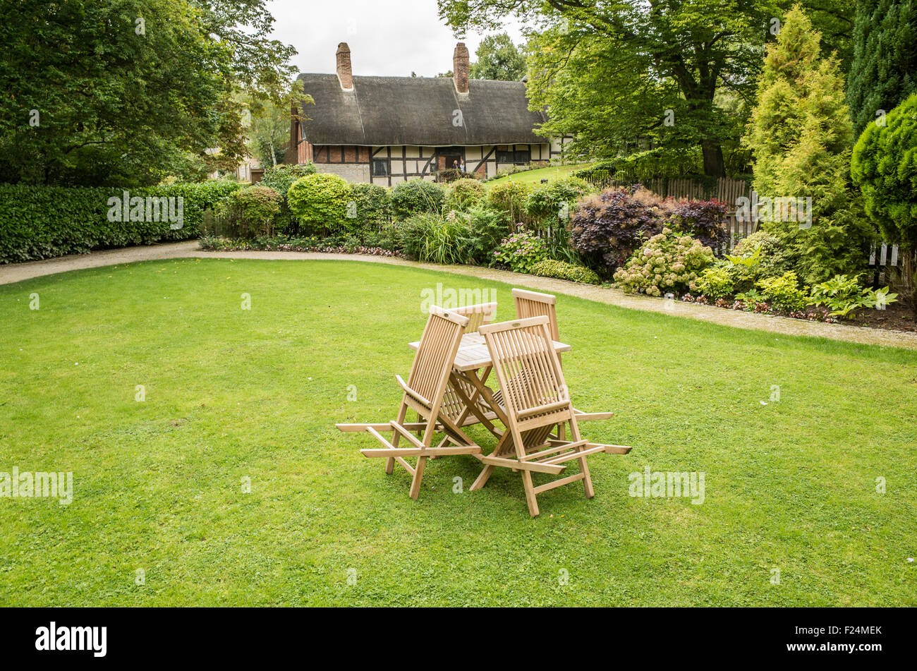 The sixteenth century thatched farmhouse at the village of Shottery ...