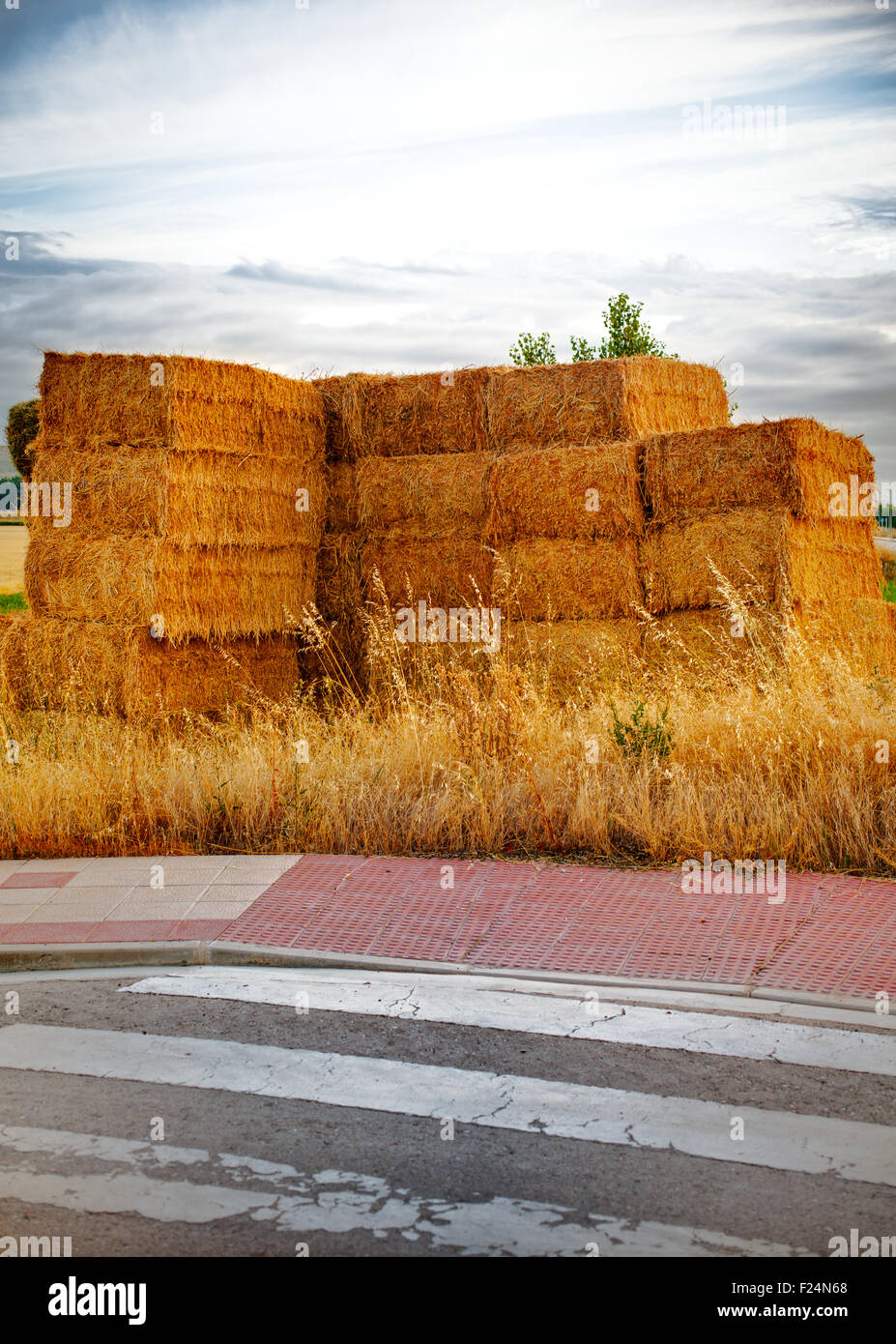 Straw on the road hi-res stock photography and images - Alamy