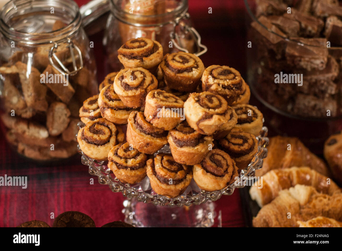 Cinnamon buns hi-res stock photography and images - Alamy