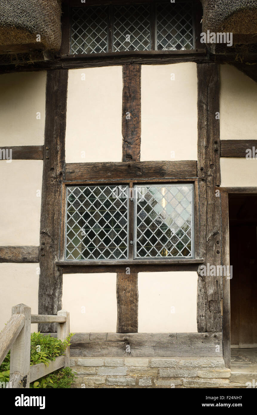 The sixteenth century thatched farmhouse at the village of Shottery ...