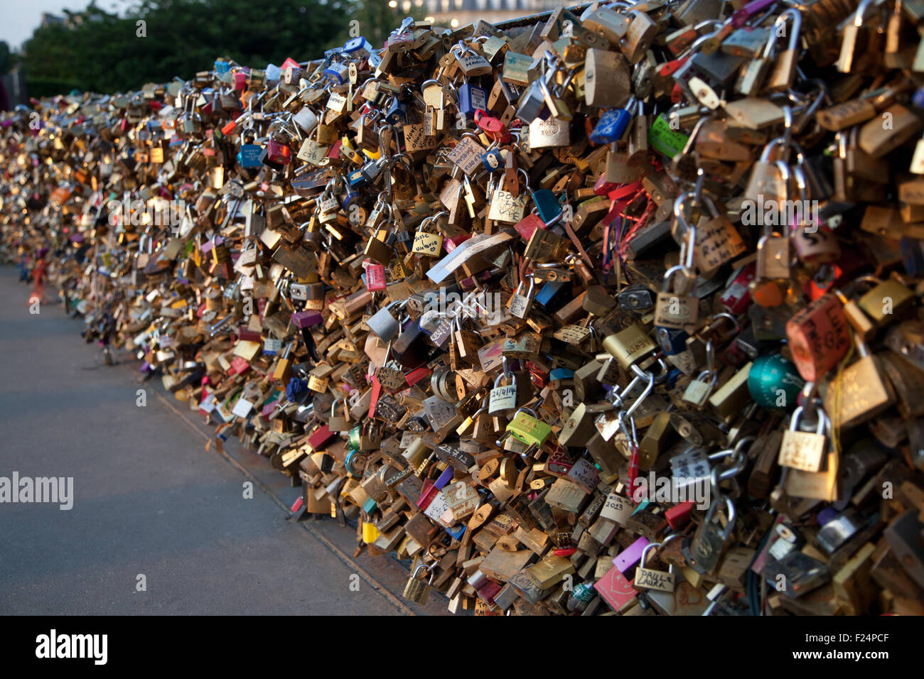 Paris love locks bridge Stock Photo - Alamy