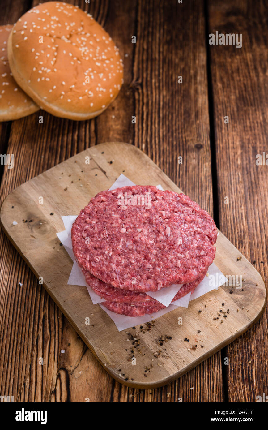 Some fresh made Burgers (raw minced Beef) on an old wooden table Stock ...