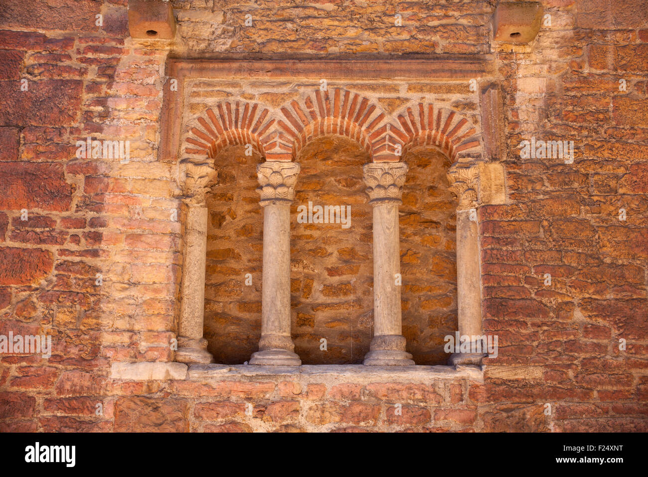 Trifora window hi-res stock photography and images - Alamy
