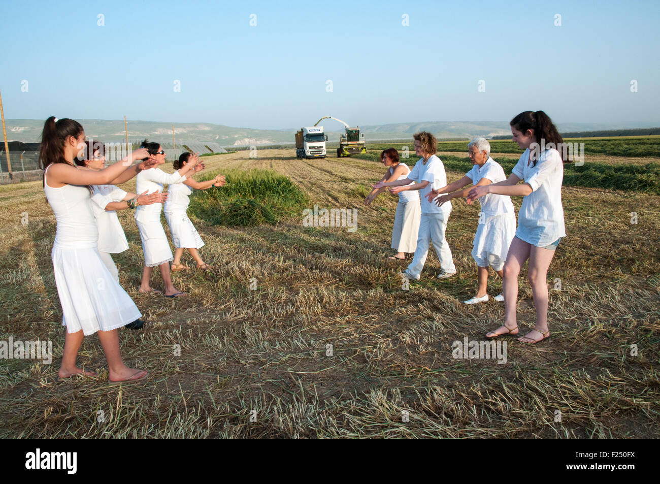 Israeli dancing hi-res stock photography and images - Alamy