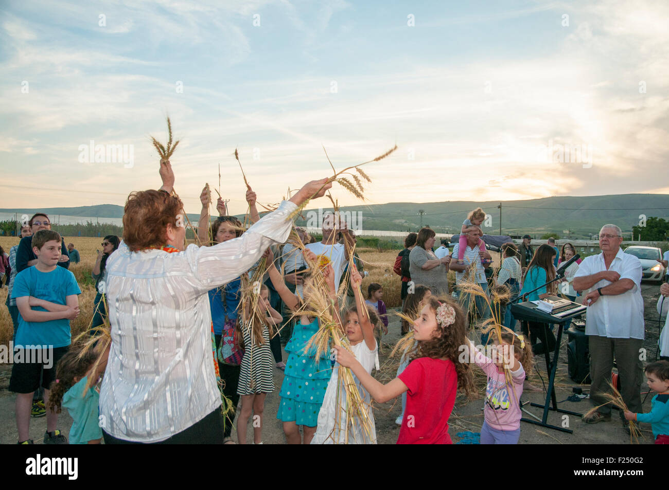 Israeli dancing hi-res stock photography and images - Alamy