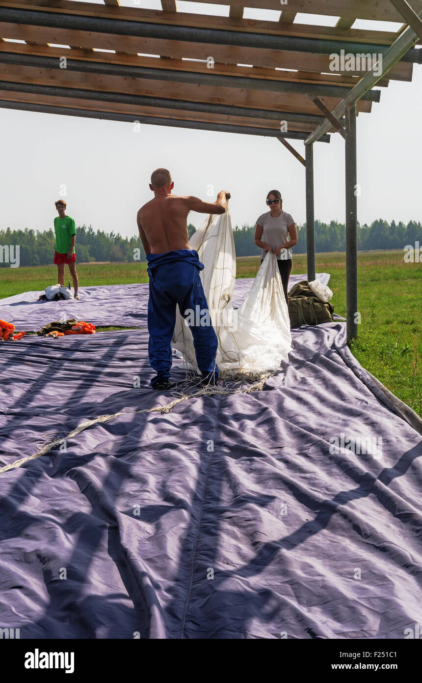 Parachutists - 2014. Packing of parachutes Stock Photo - Alamy