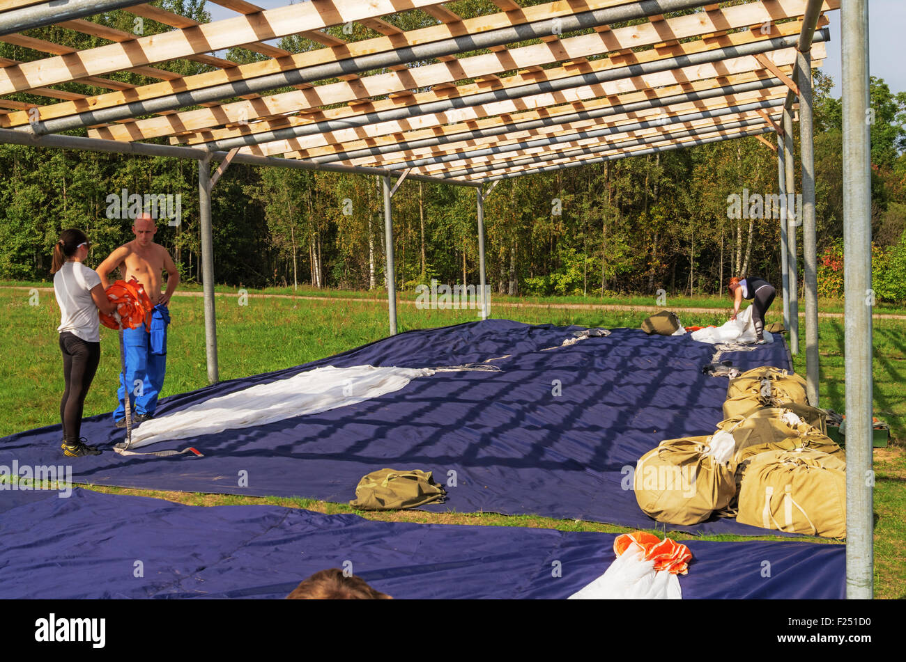 Parachutists - 2014. Packing of parachutes Stock Photo - Alamy