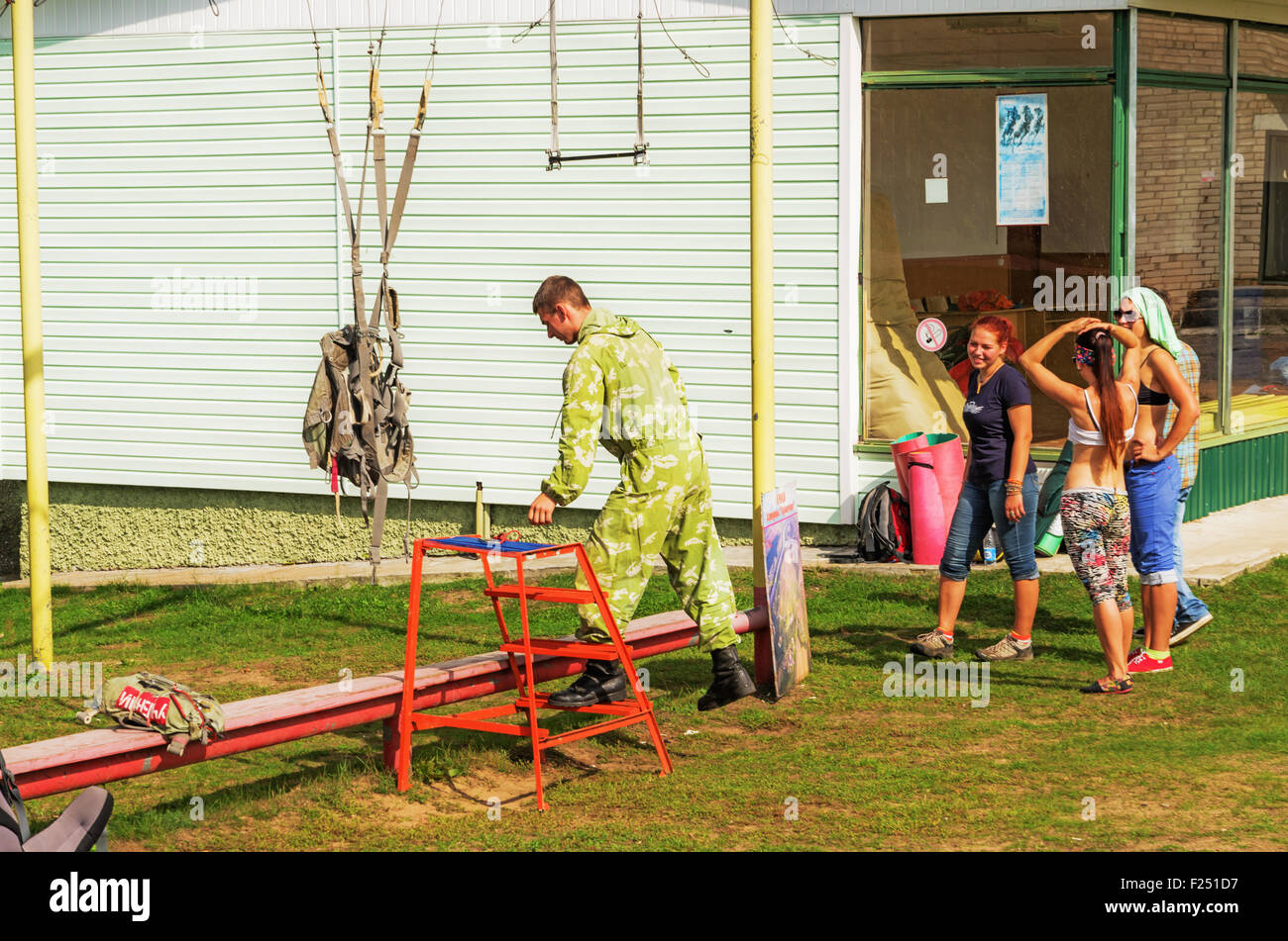 Parachutists - 2014. Training of beginning parachutists Stock Photo - Alamy