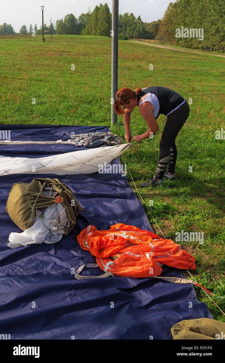 Parachutists - 2014. Packing of parachutes Stock Photo - Alamy