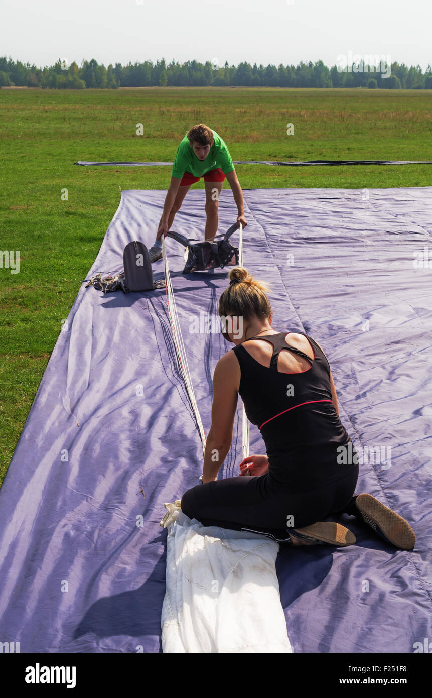 Parachutists - 2014. Packing of parachutes Stock Photo - Alamy