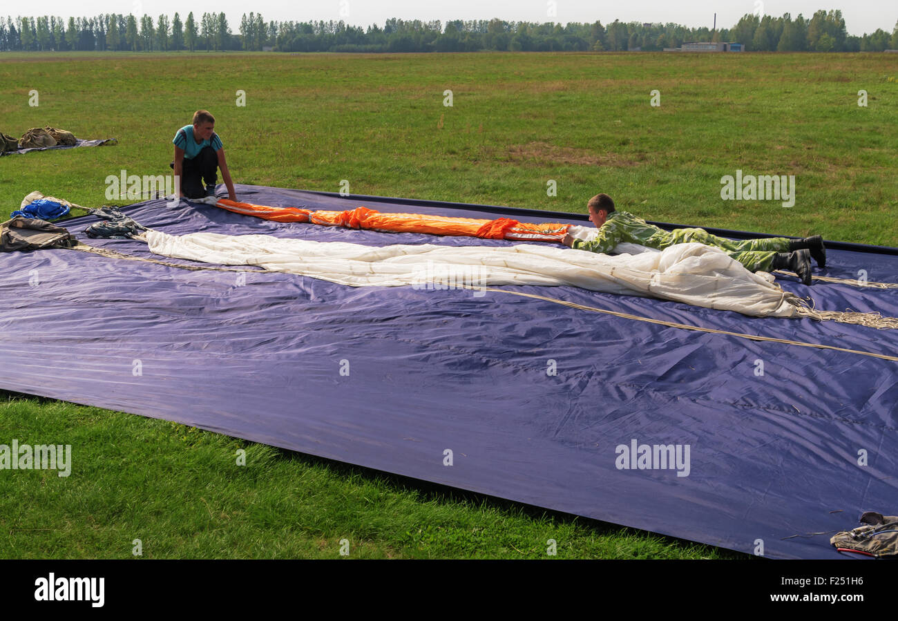 Parachutists - 2014. Packing of parachutes Stock Photo - Alamy