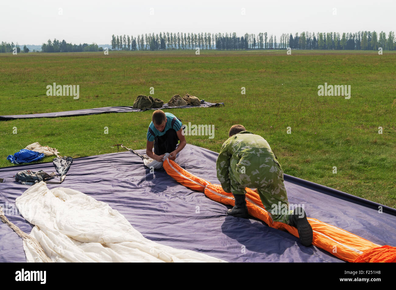 Parachutists - 2014. Packing of parachutes Stock Photo - Alamy