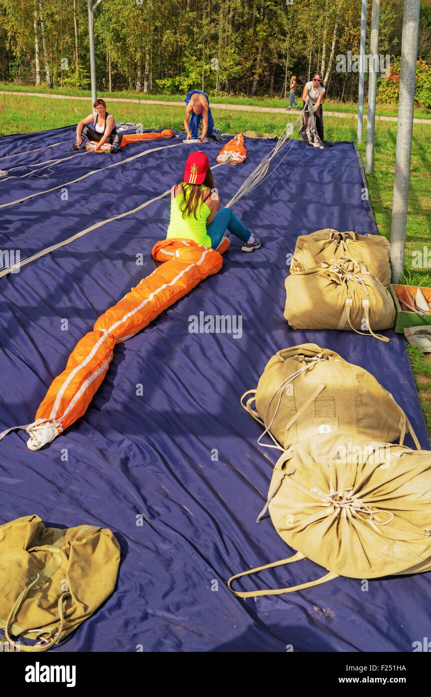 Parachutists - 2014. Packing of parachutes Stock Photo - Alamy