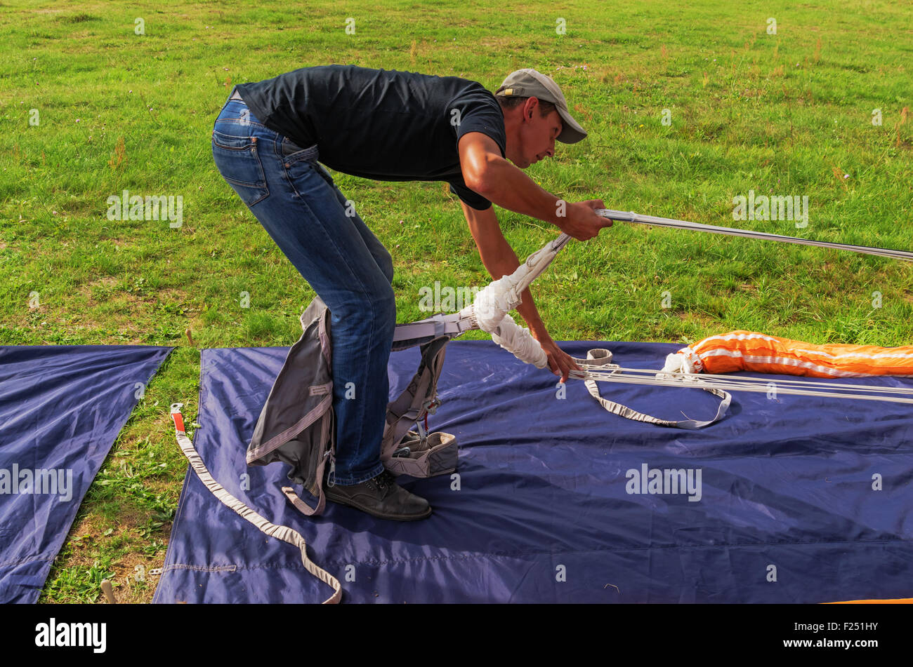 Parachutists - 2014. Packing of parachutes Stock Photo - Alamy