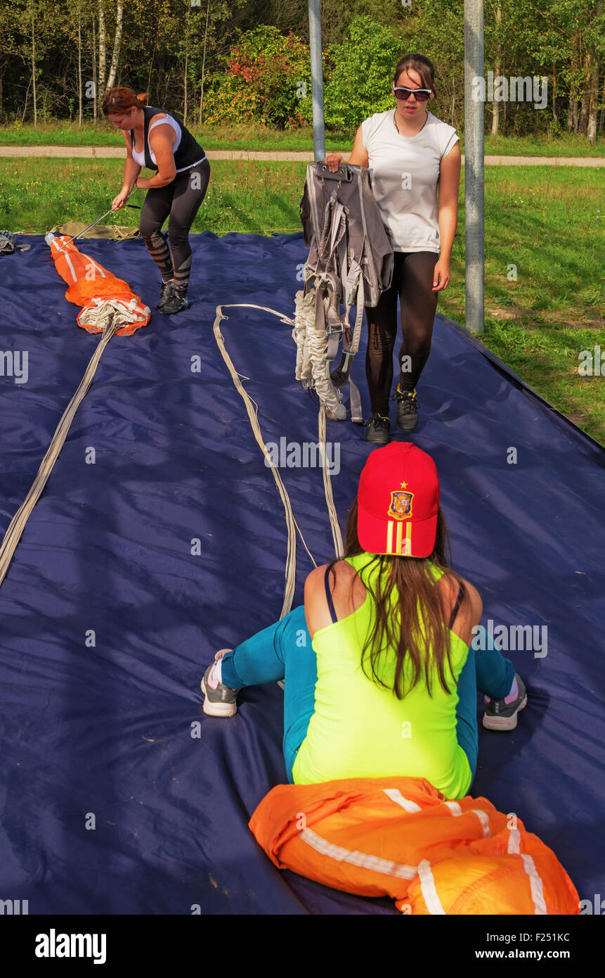 Parachutists - 2014. Packing of parachutes Stock Photo - Alamy