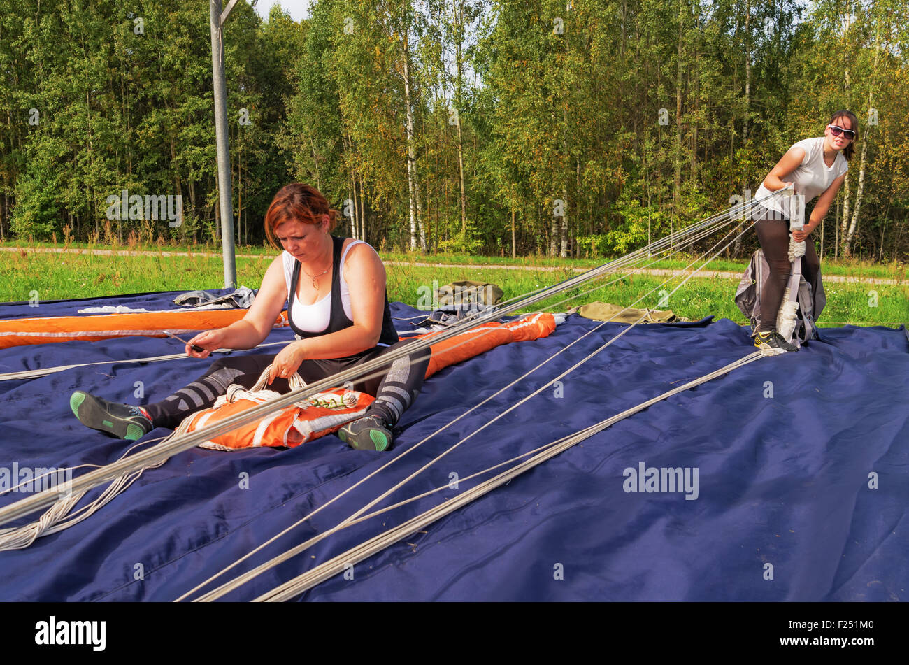 Parachutists - 2014. Packing of parachutes Stock Photo - Alamy