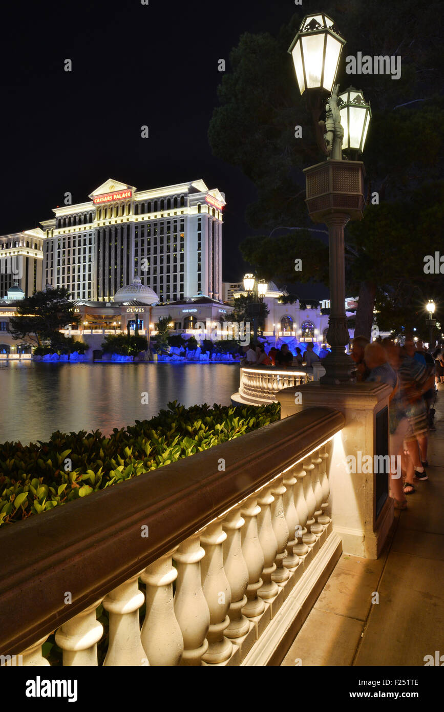 Walkway at night along the Bellagio Hotel and Casino Dancing Fountains ...