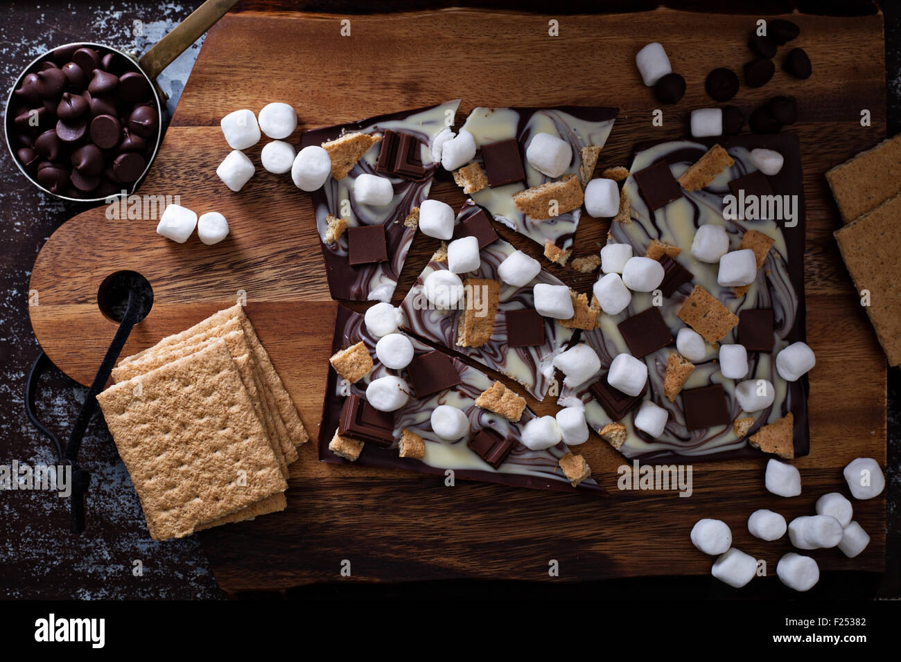 Graham crackers chocolate hi-res stock photography and images - Alamy