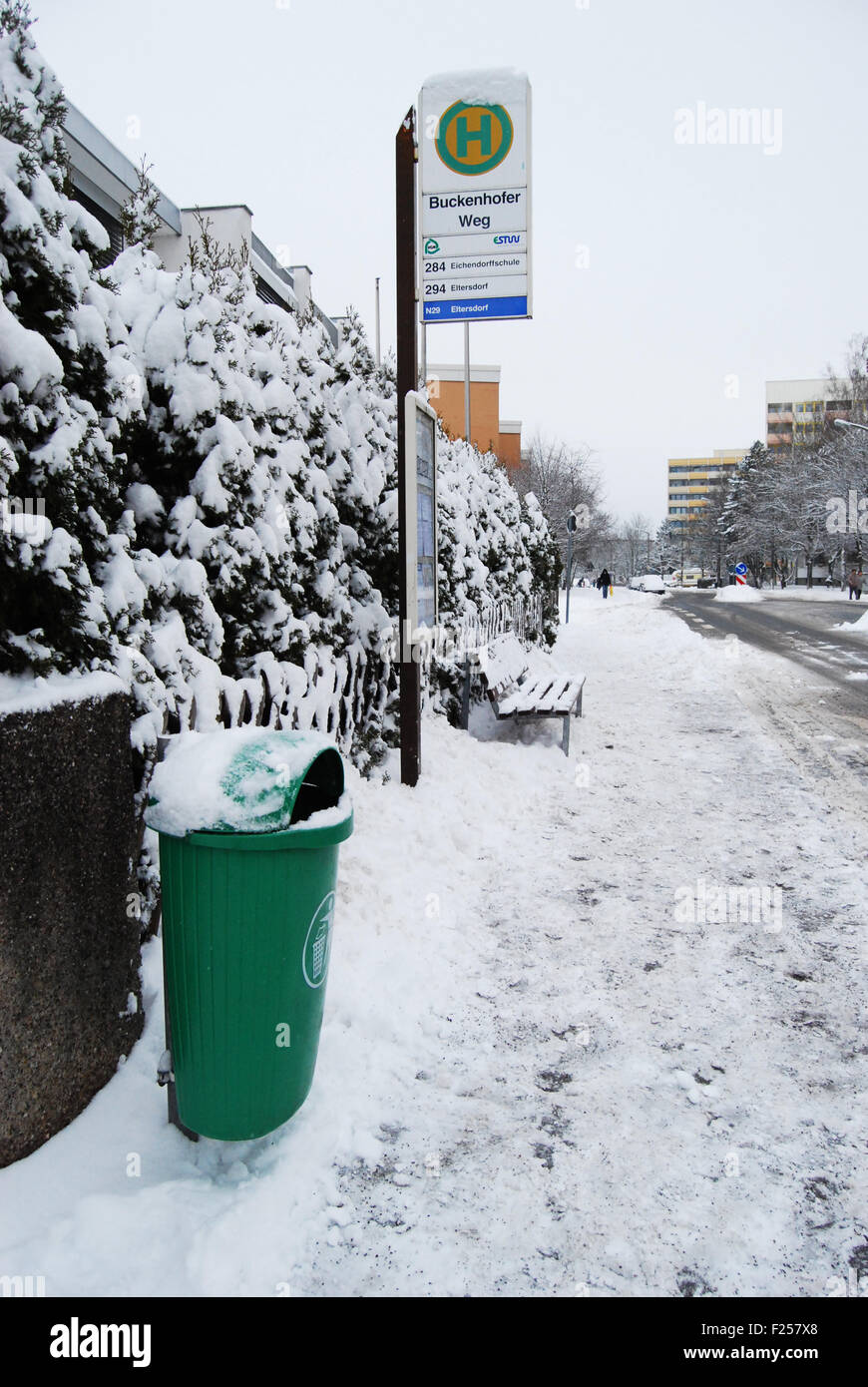 Covered bus stop hi-res stock photography and images - Alamy
